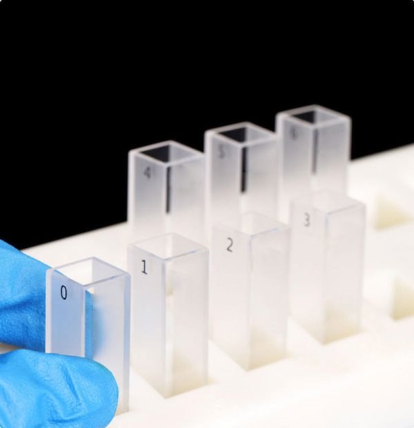 How to Handle Glass Cuvettes: Visual Inspection | Qvarz